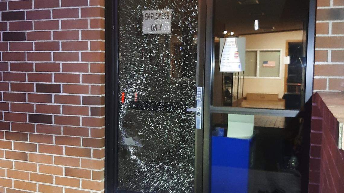 Man accused of smashing windows, wielding stick at deputies | The Olympian