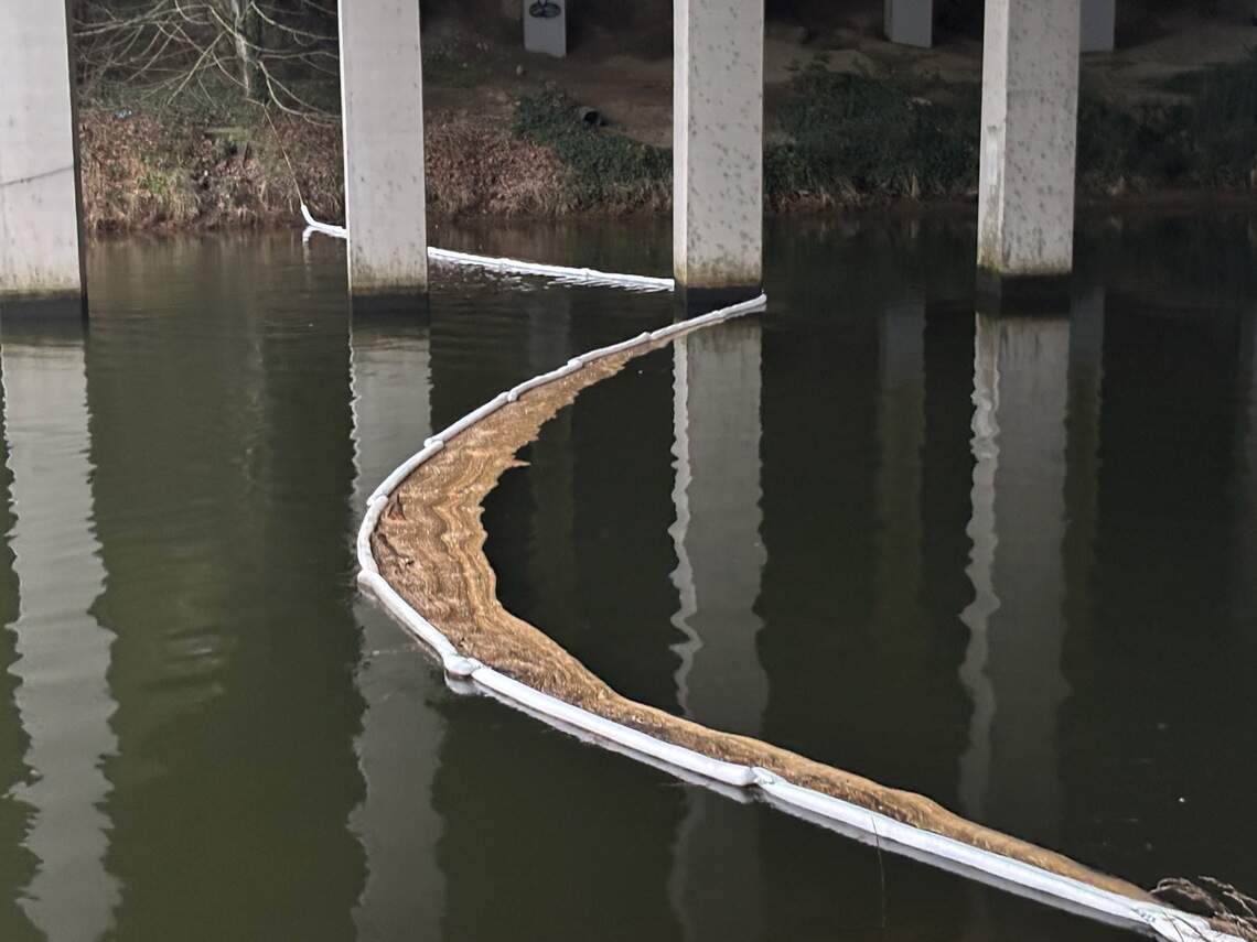 Crews clean oil spill on Capitol Lake after I-5 semi crash | The Olympian